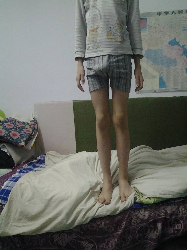 小孩穿图中的裤子照相好看吗,,,不穿袜子好看呢?还是搭配什么袜子好看呢? 百度宝宝知道